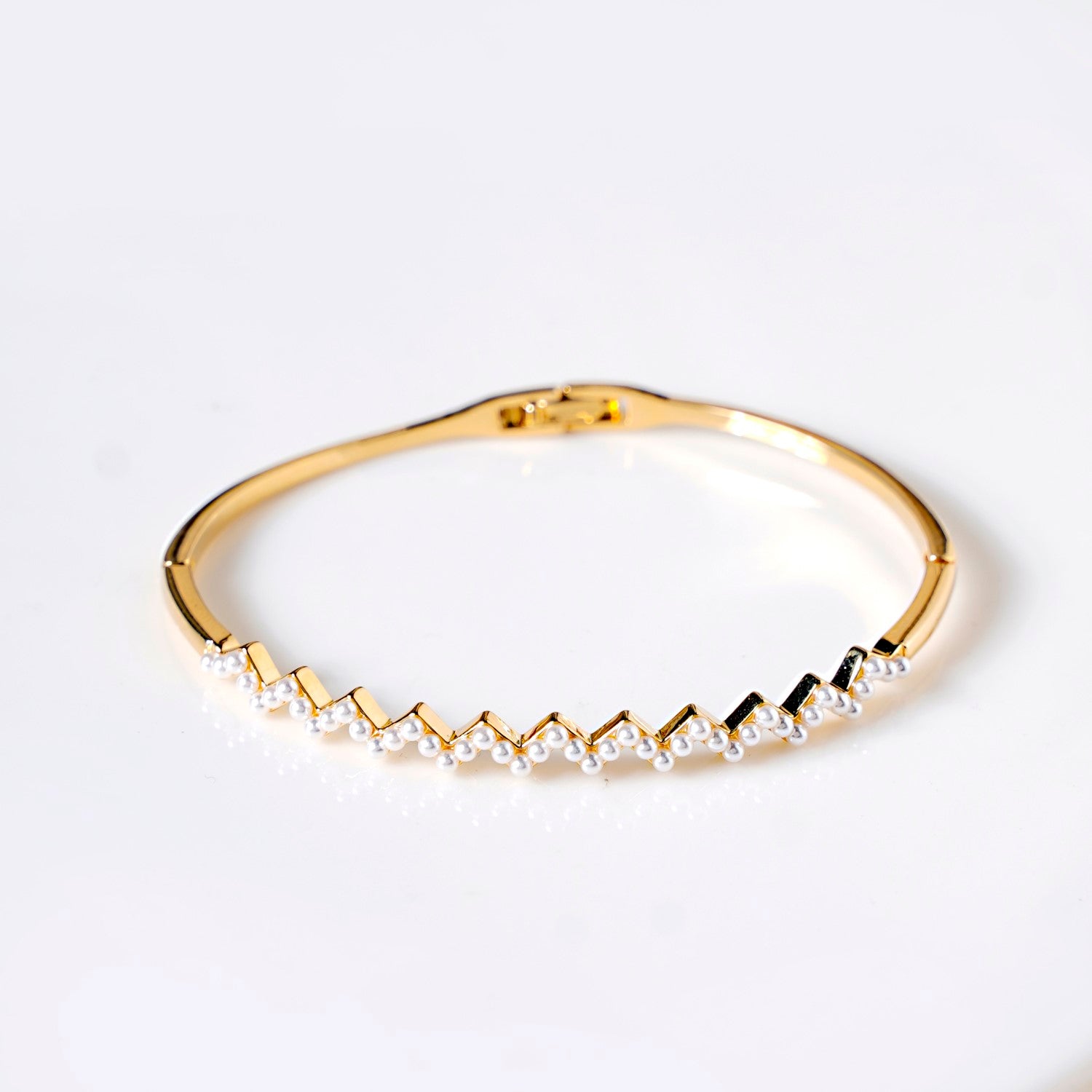 Bracelet Online - Premium Gold Zigzag Pearl Bracelet | Nestasia