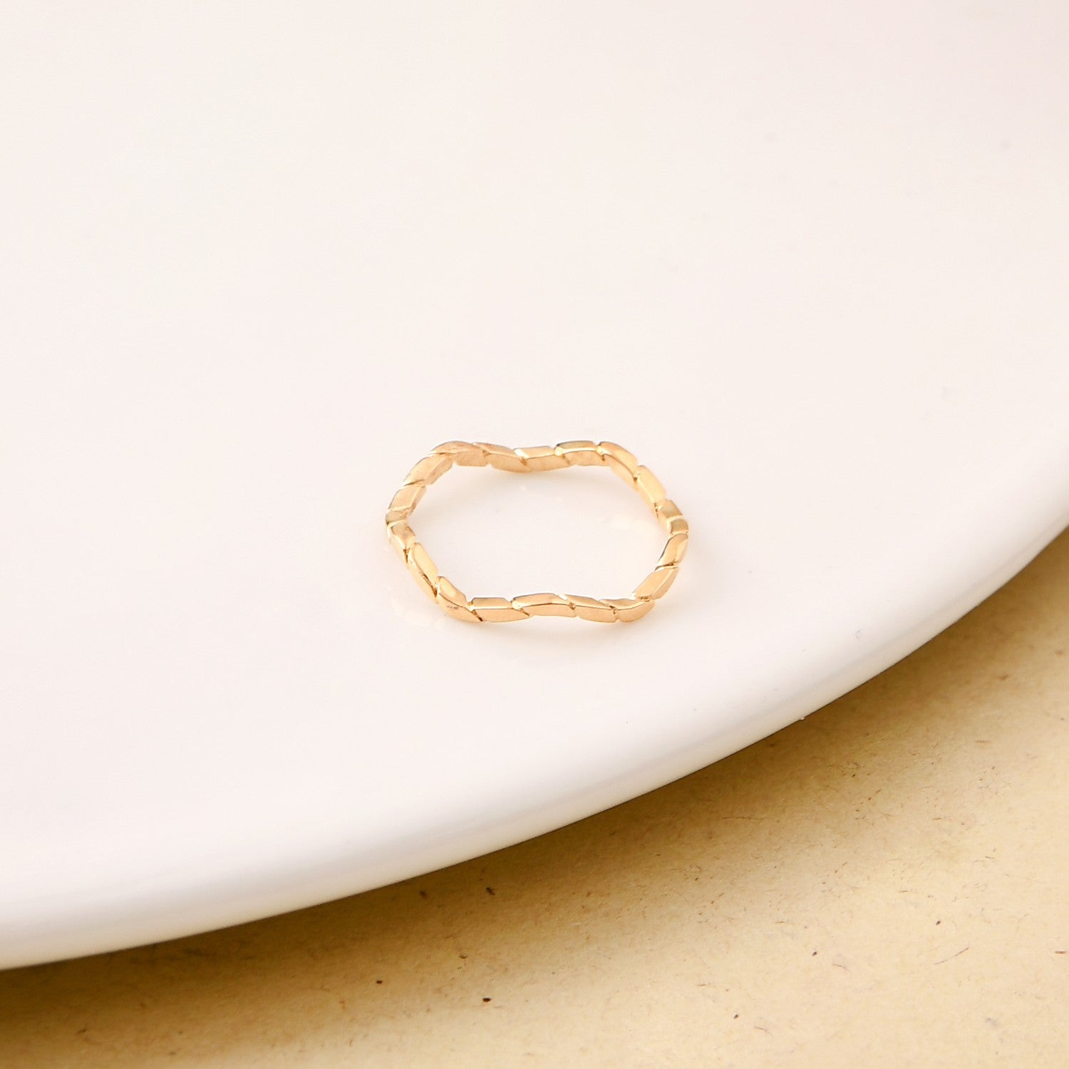 Ring Online - Premium Wavy Minimal Gold Ring | Nestasia