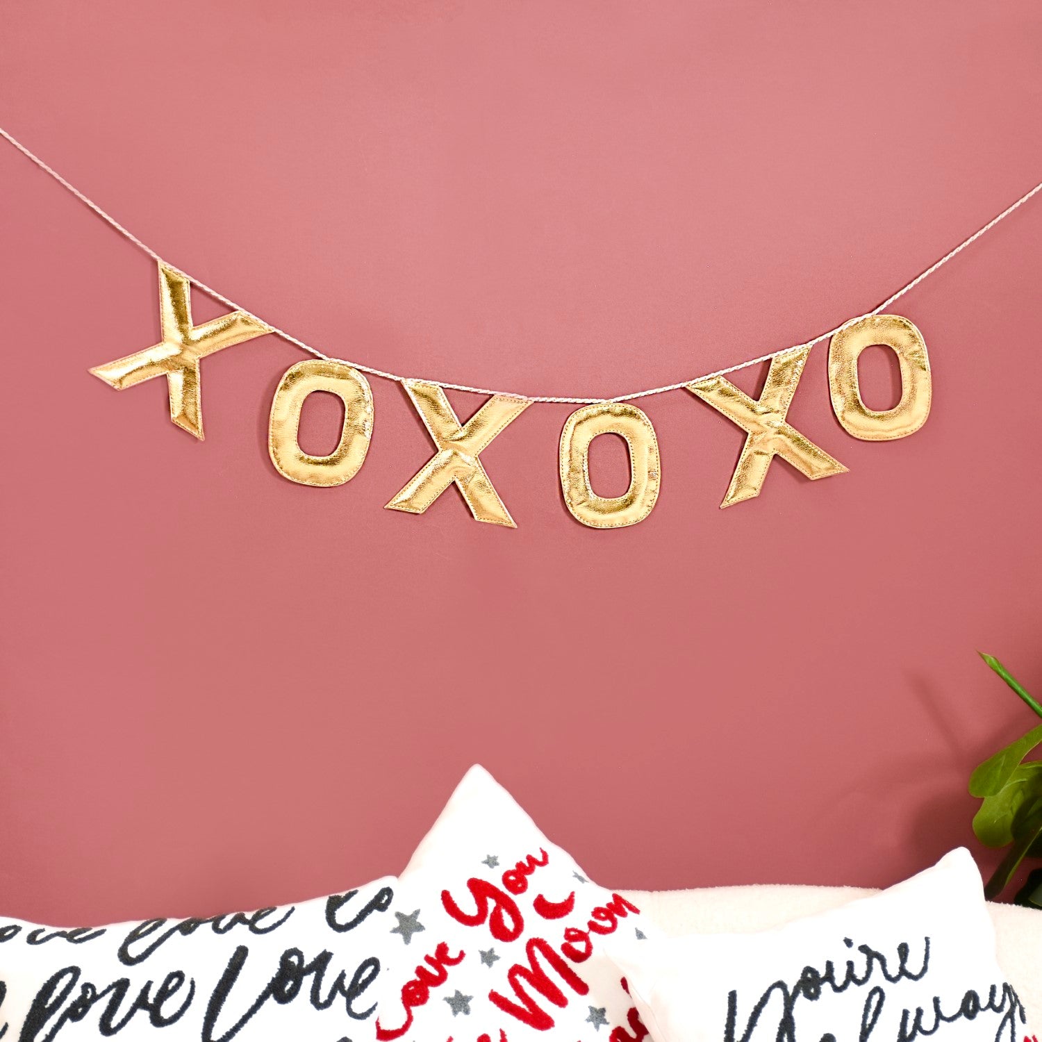 Gilding Your Walls: All About Gold XOXO Decor