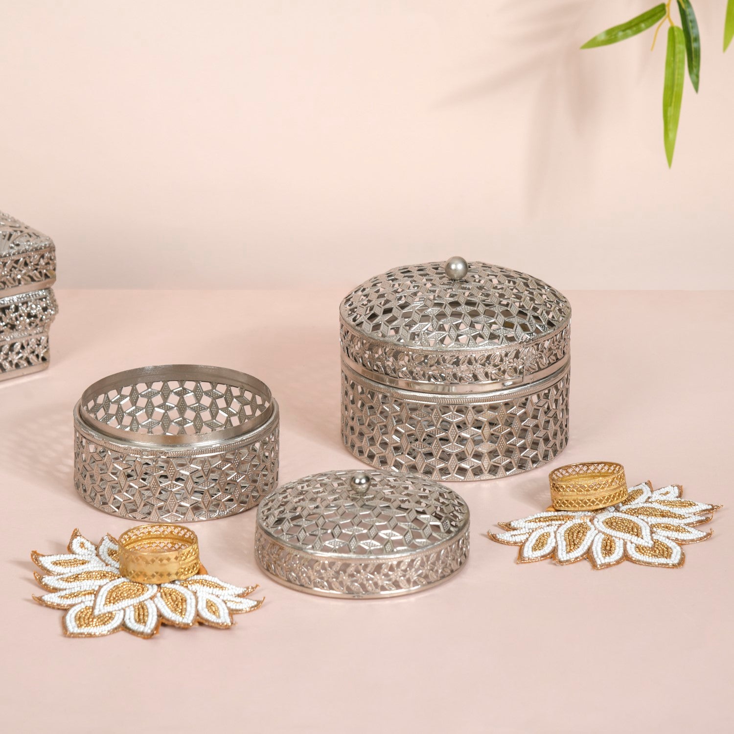 Silver Dry Fruits Gift Box Hamper Set of 7 Online - Premium Gift Hamper ...