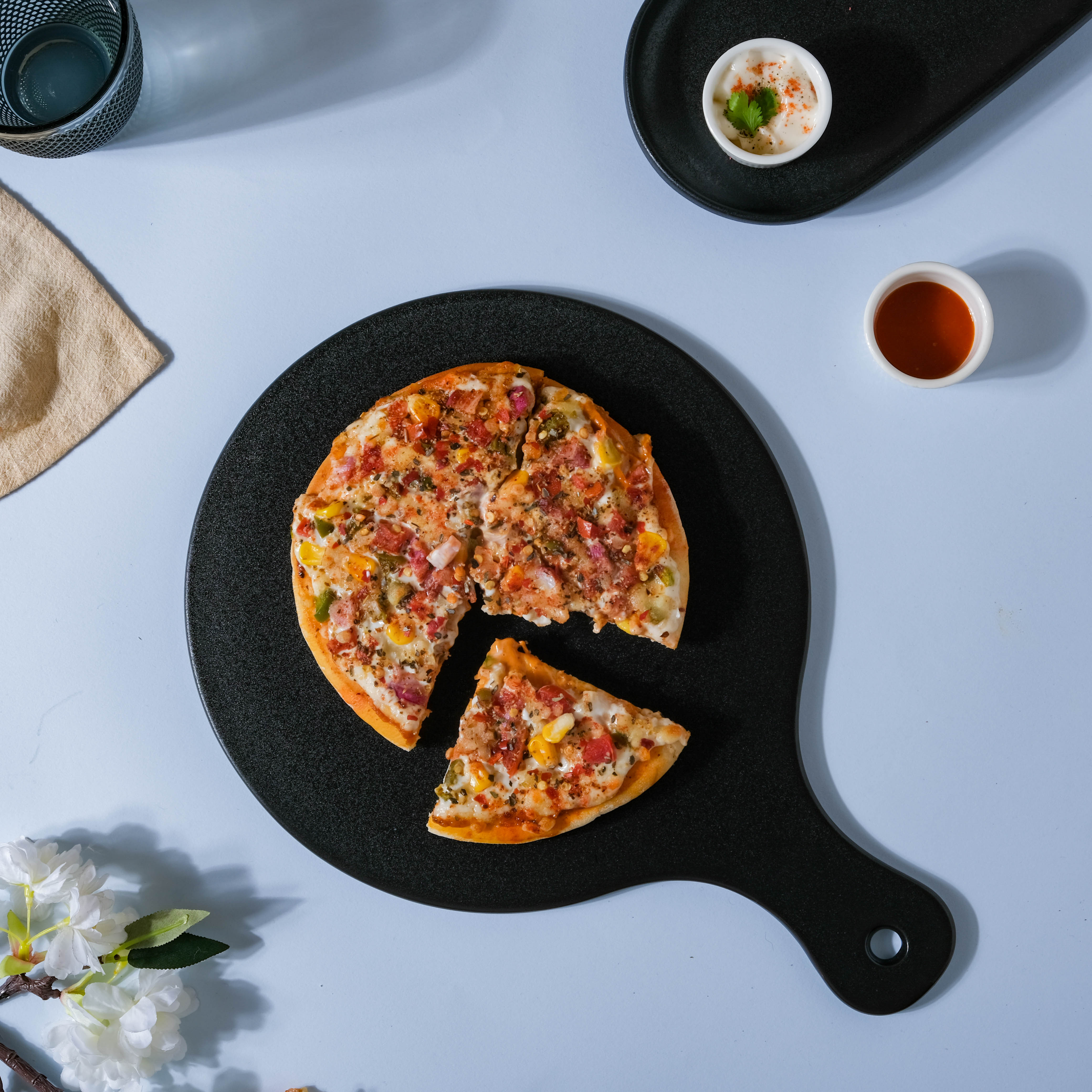 Black Pizza Platter With Handle Online - Premium Platter | Nestasia