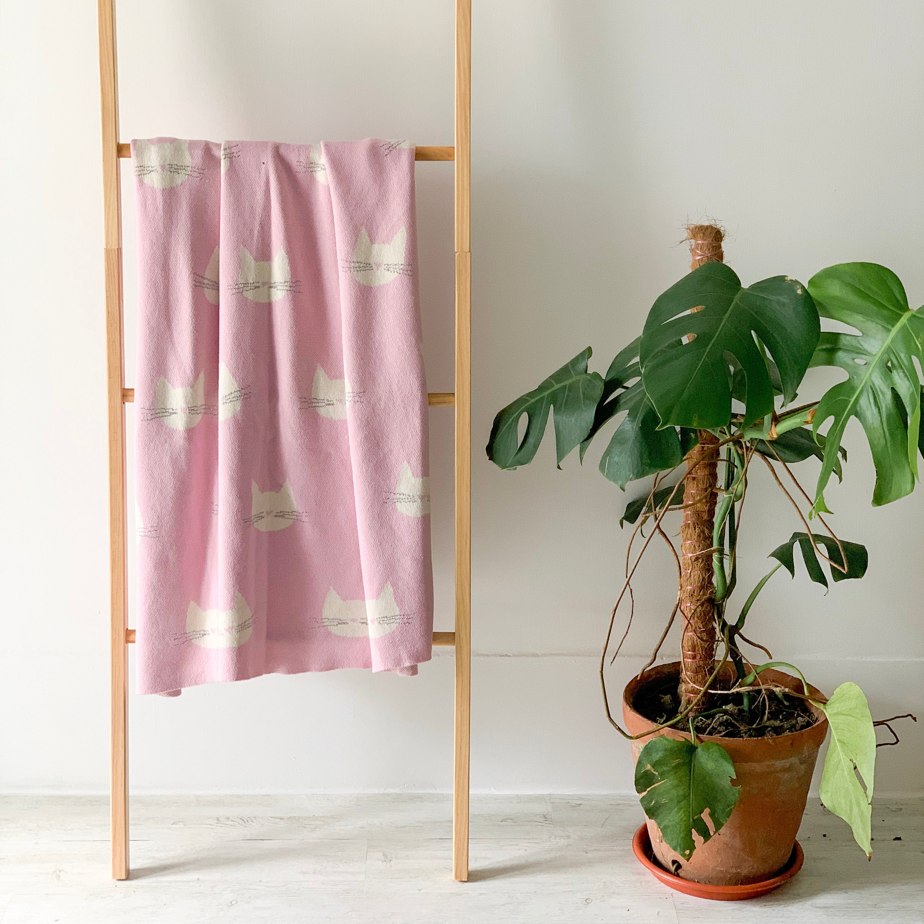 MERRY Kitty Cat Knitted Throw Blanket - Pink | Nestasia